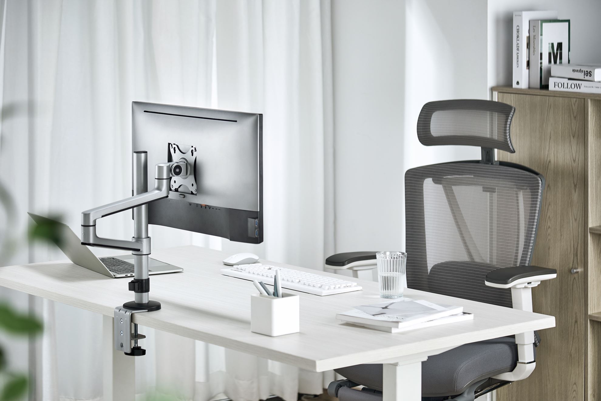 Single Arm Premium Articulating Monitor Mount (17"-32" Screens)